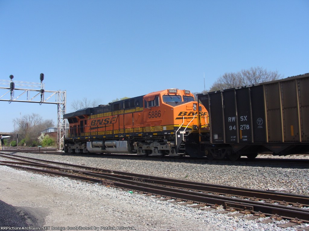BNSF 5886